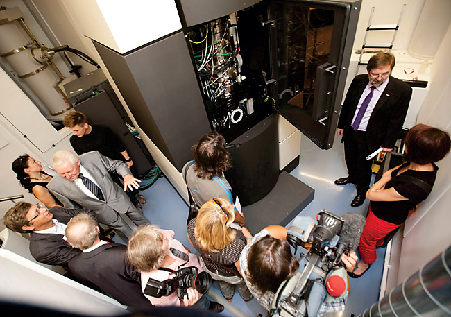 Electron microscope gets x-ray vision | Physics Today | AIP Publishing